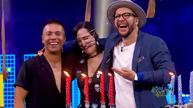 A Gaby Platas le toman foto para meme en ‘Me caigo de risa’ | Shows Me ...