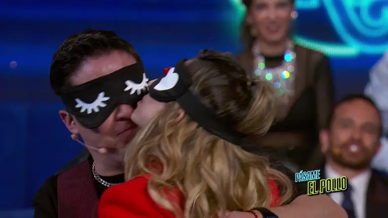 ¿De nuevo? Armando ‘besó’ a Estefanía en Pásame el Pollo | Shows Me ...