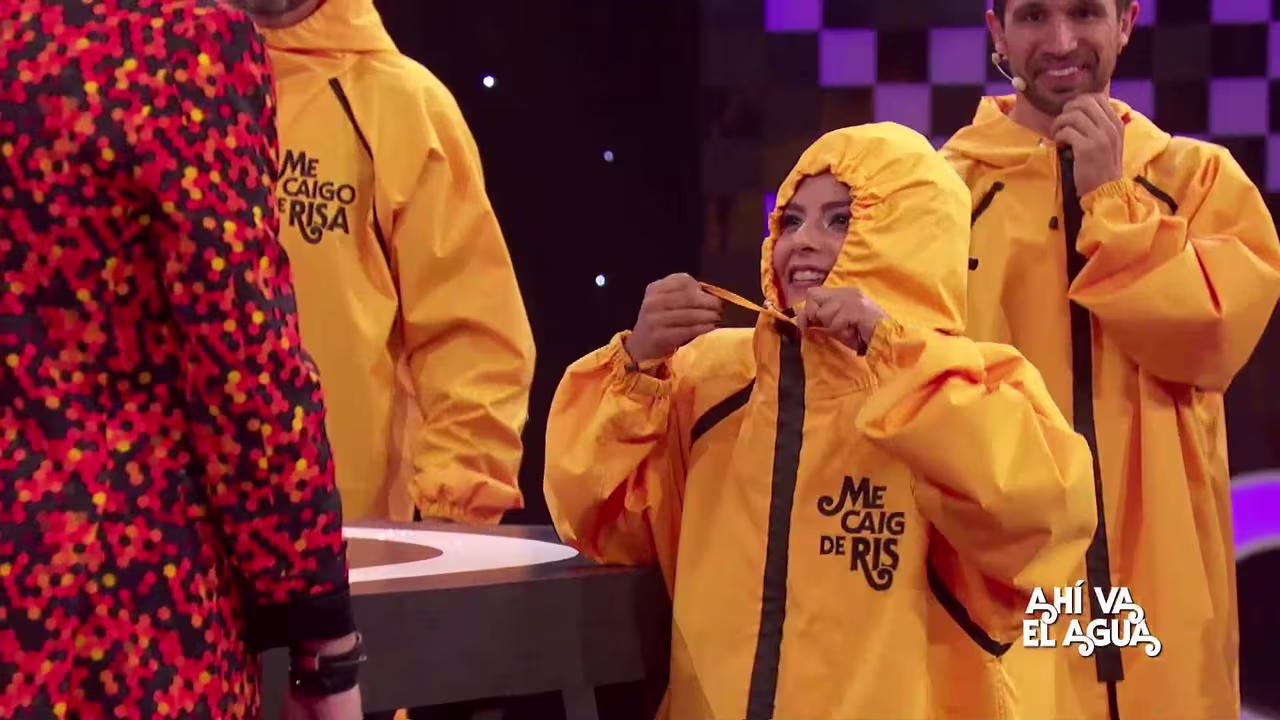 “Parece Minion”: Ari juega por primera vez ‘Ahí va el agua’ | Shows Me ...