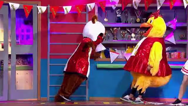 Pelea de botargas en el ‘Escenario Inclinado’: Mariana Echeverría vs ...