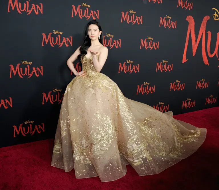 La Mulan del pasado y la Mulan del presente juntas en la premiere de la ...