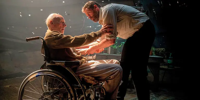 Patrick Stewart toma clases de nado con su adorable mascota | Canal 5 ...