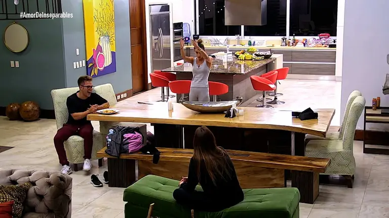 Estefanía enciende una vela para que pierdan Parejita y Yulianna ...