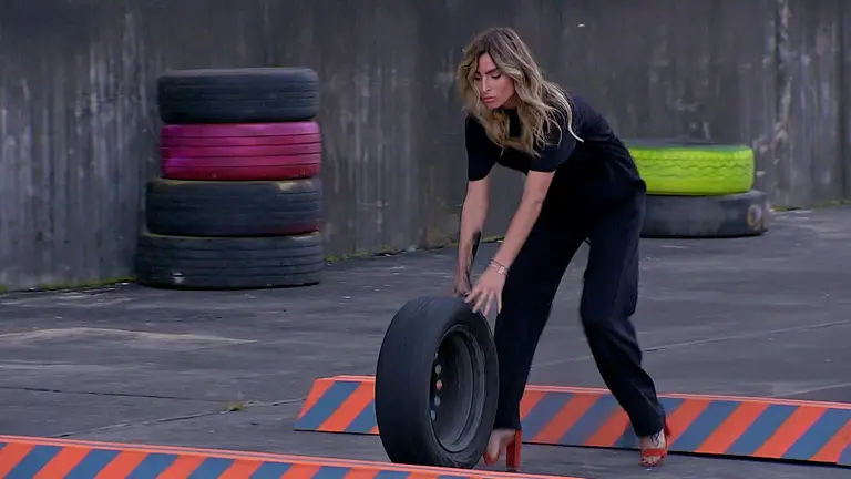 ¡Y con tacones! Estefanía Ahumada demuestra que sabe cambiar una llanta ...