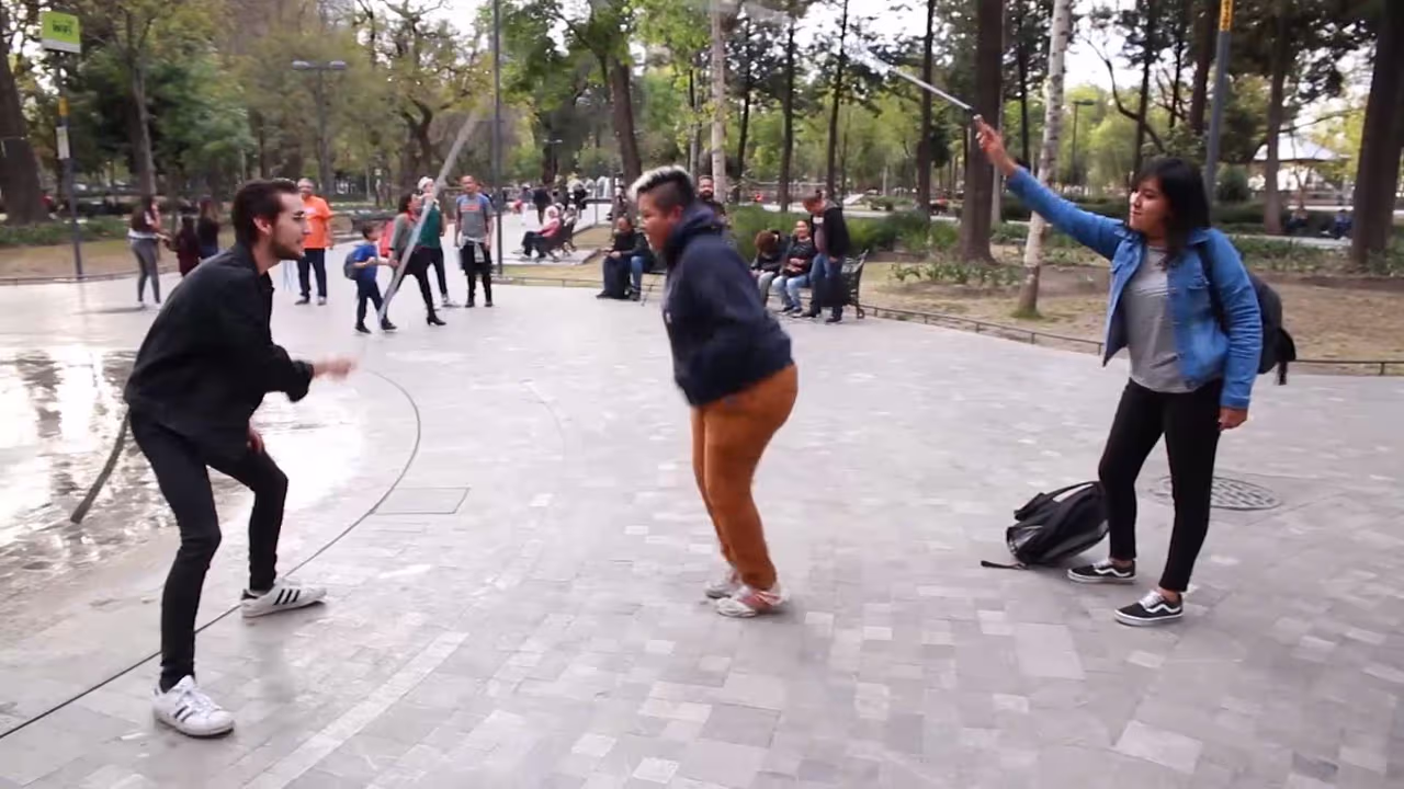 El reto callejero retro: Saltar la cuerda con famosos | Shows Vas Con ...