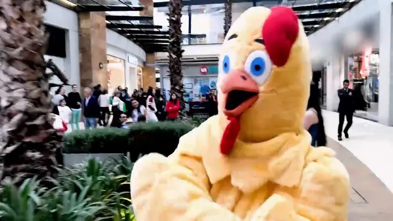 Mario Bautista sorprende a sus fanáticas como botarga de pollo | Shows ...