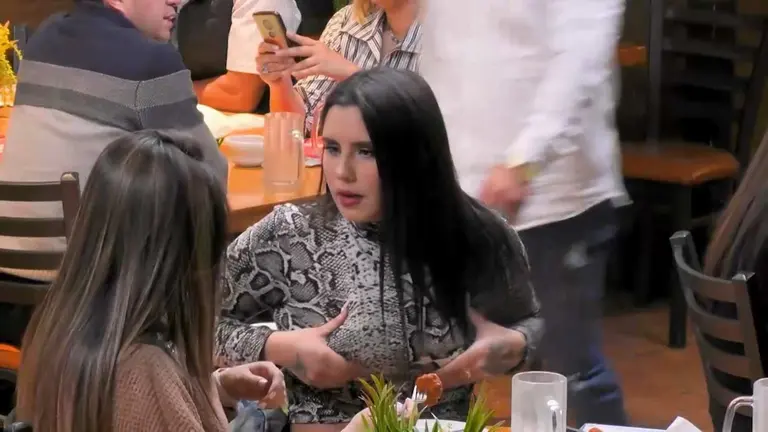 Sofia Beltrán le pide a su amiga que le haga una exploración mamaria en ...