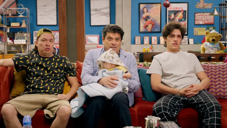 40 y 20 Temporada 11 Capítulo 6: Tres hombres y un bebé | Series 40 y 20 | Canal5