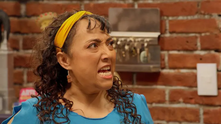 La Toña regresa al depa a reclamar lo suyo | Series 40 y 20 | Canal5