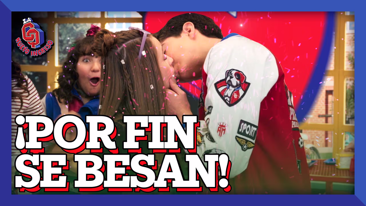 Alan se atreve a besar a Nancy | Series La CQ | Canal5