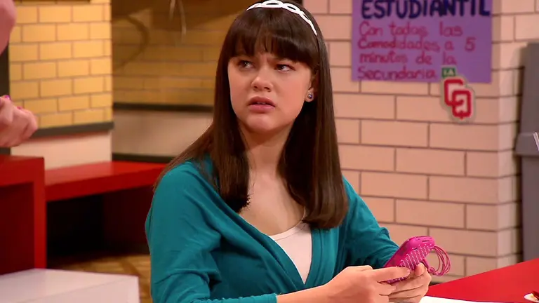 Clara se entera que Ángel invitó a Jenni al baile de bienvenida ...