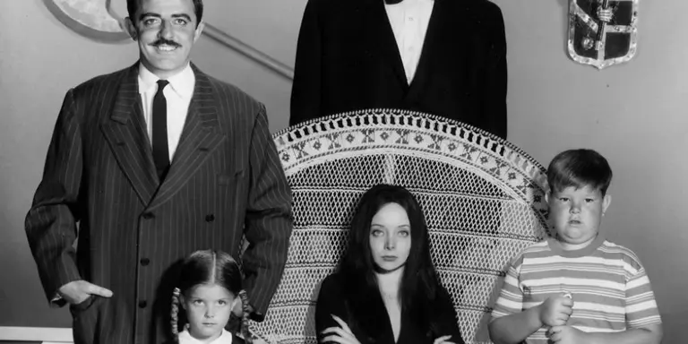 La Familia Adams, pionera en series de televisión | Canal 5 Home Series ...