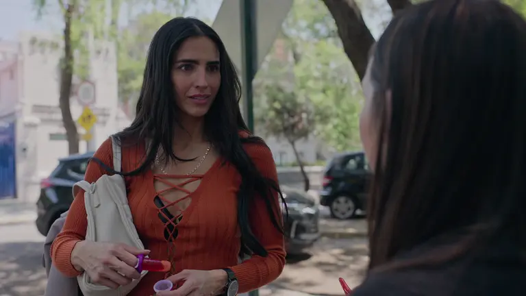 LaLola Temporada 1 Capítulo 4: Fuera de lugar | Series LaLola | Canal5