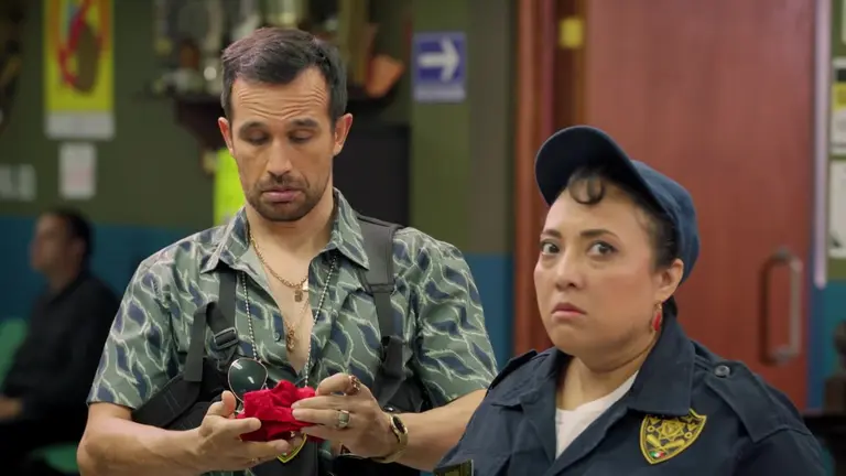 La Toña le descubre una TANGA al Brayan como prueba de su INFIDELIDAD | Series Oríllese a la ...