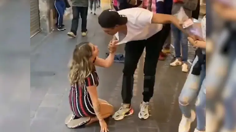 Quiérete reina!”: Chica rogando a su pareja para que regrese con ella ...