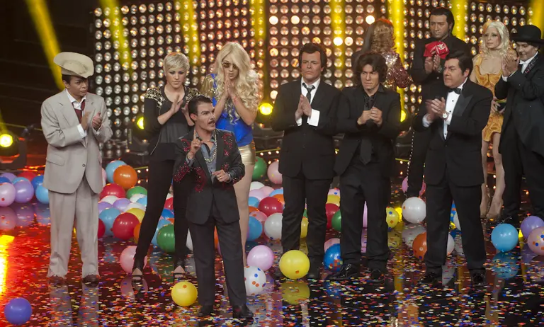 Julio Sabala recupera terreno en Parodiando | Home Televisa Series y ...