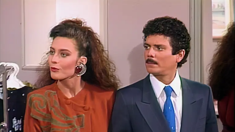 Simplemente María 70: Víctor elige a Carmen sobre María | Shows tlnovelas | Televisa